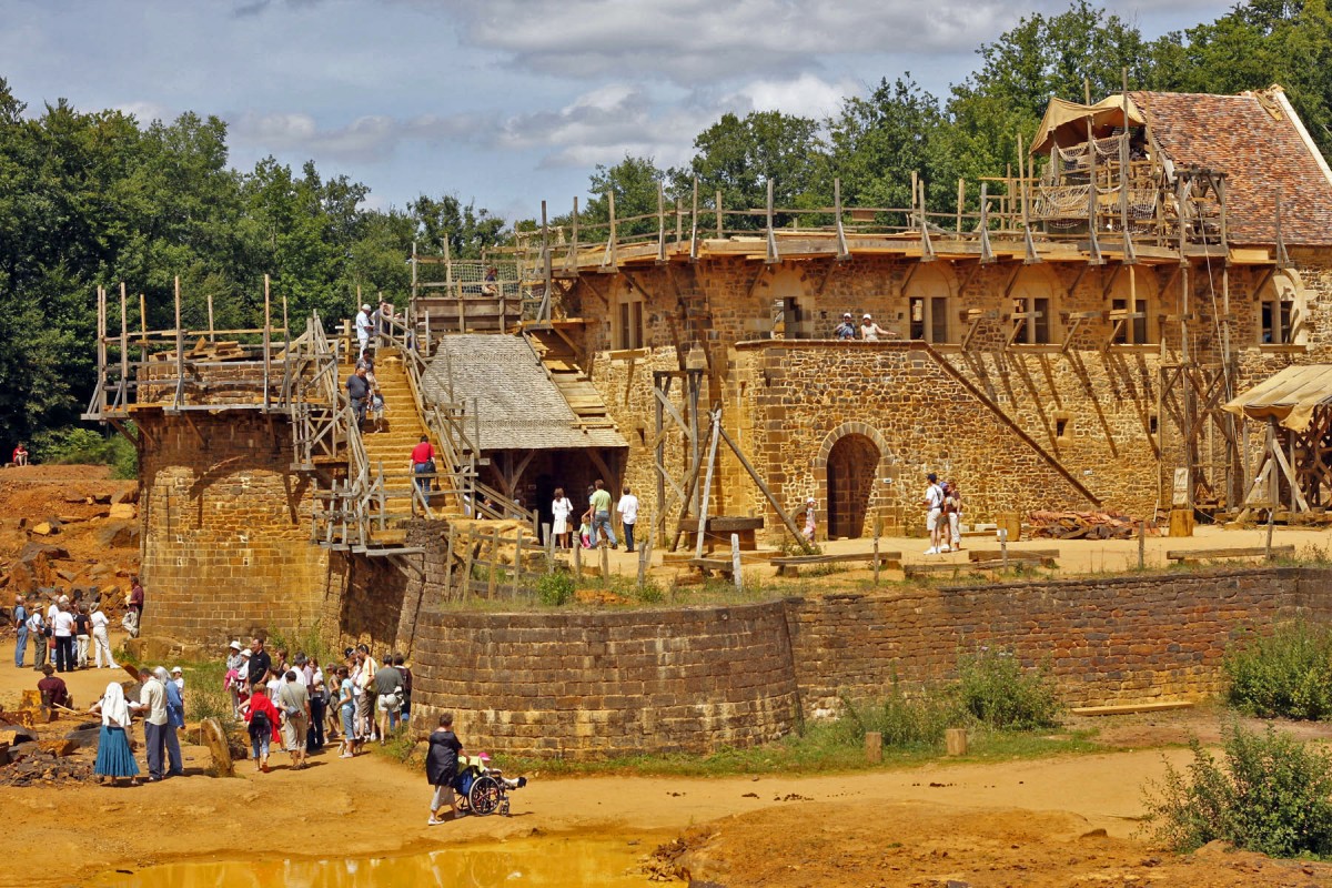 Guédelon : ils construisent un château fort en France