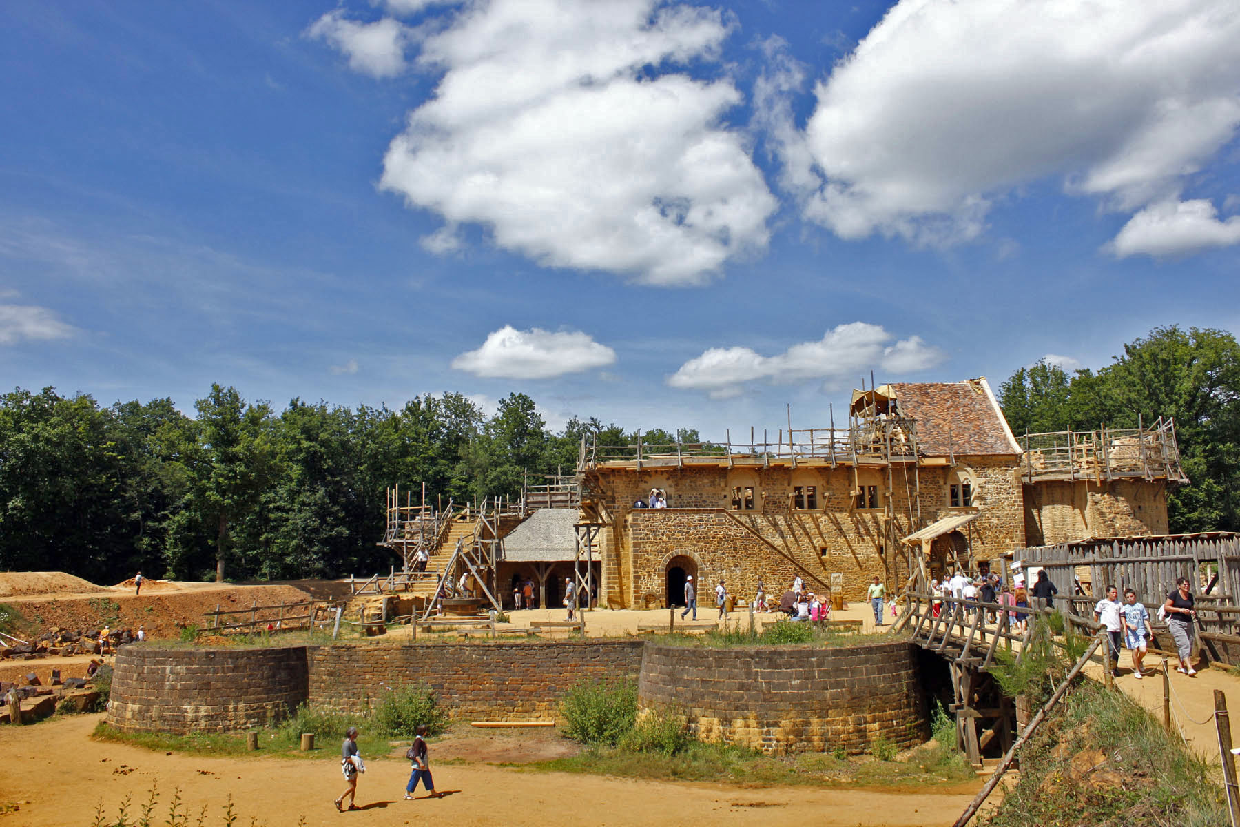 Guédelon : ils construisent un château fort en France
